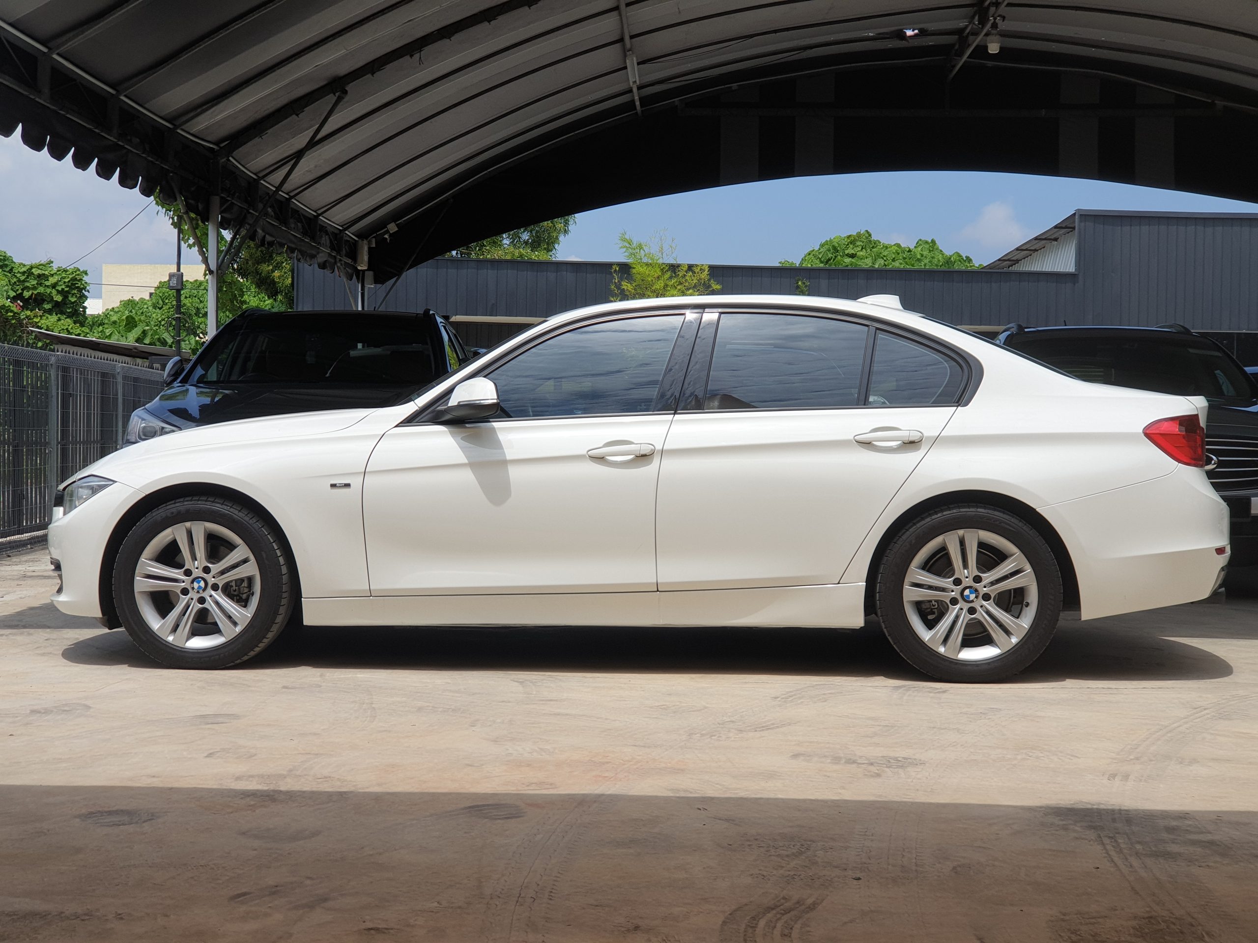 BMW 320i F30 Sportline – Sitikar Group